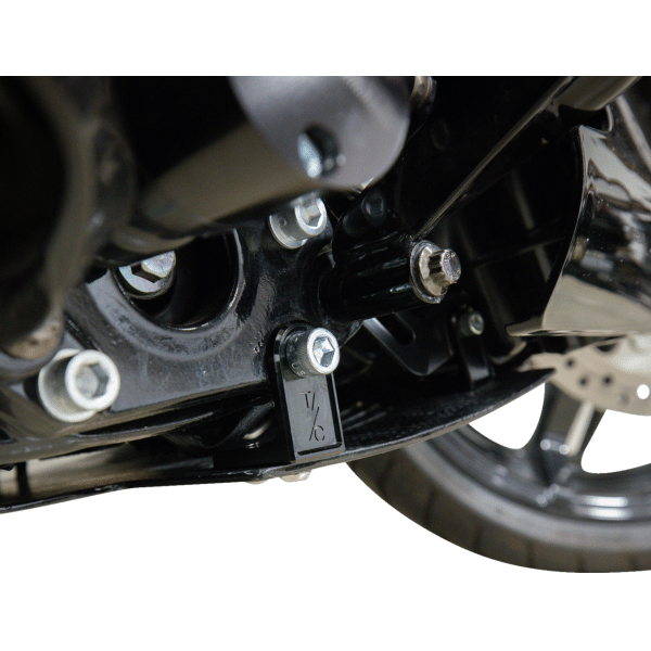 Thrashin® Skid Plate - Carbon Fiber/Gloss - With Black Brackets - FLHX ...